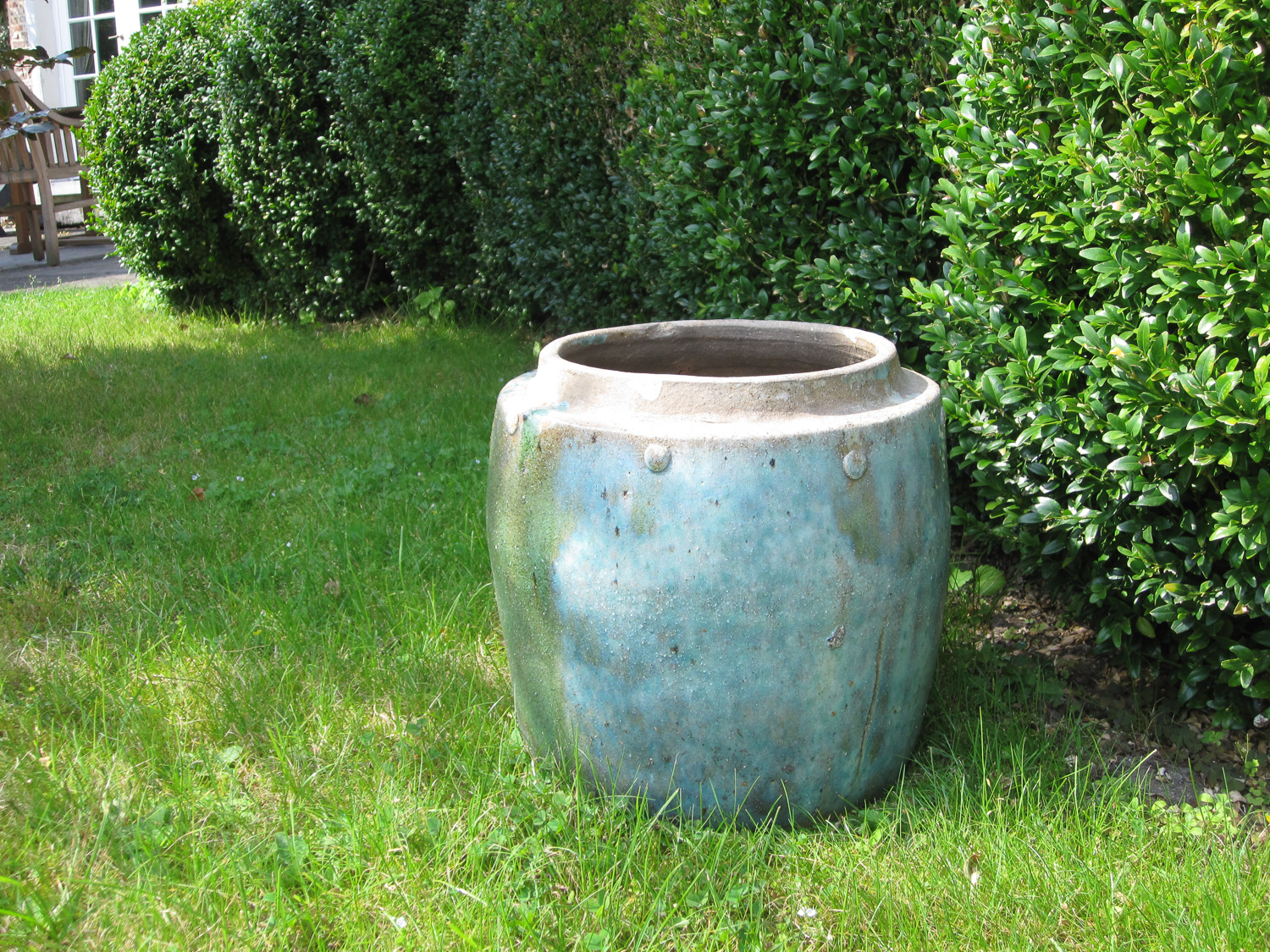 Antique pots in the garden - The Silk Road Collection